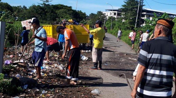 Sampah Busuk Menumpuk, Warga Bersihkan Belakang RSUD Salewangang Maros ...