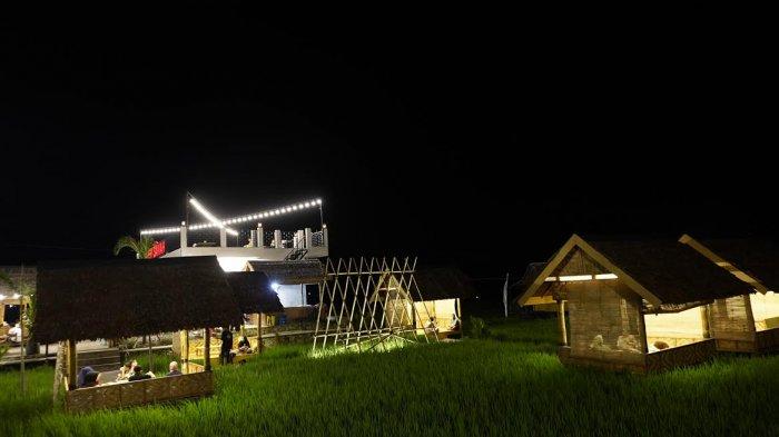 FOTO; Indahnya RM Tepi Sawah Sidrap Saat Malam Hari - Tribun-timur.com