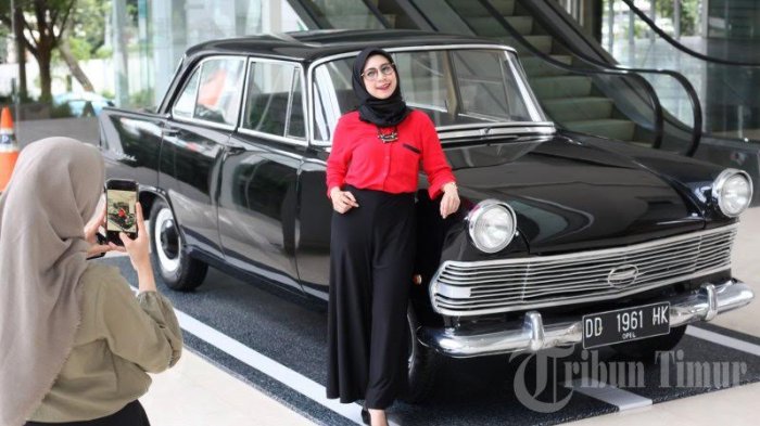 FOTO: Dipamer di Wisma Kalla, Inilah Mobil Pertama Hadji Kalla - Tribun ...
