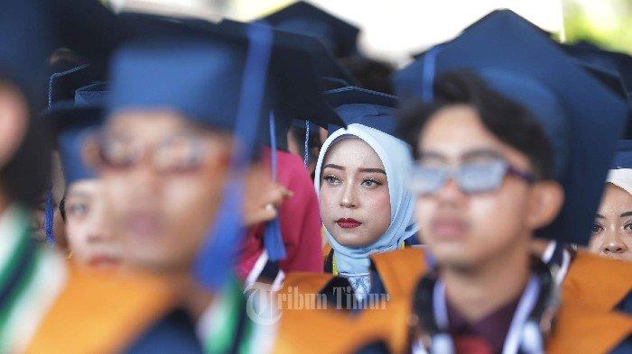 Ekspresi Unik Warnai Wisuda Poltekpar di Losari - Tribun-timur.com