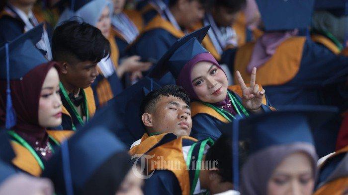 Ekspresi Unik Warnai Wisuda Poltekpar di Losari - Tribun-timur.com