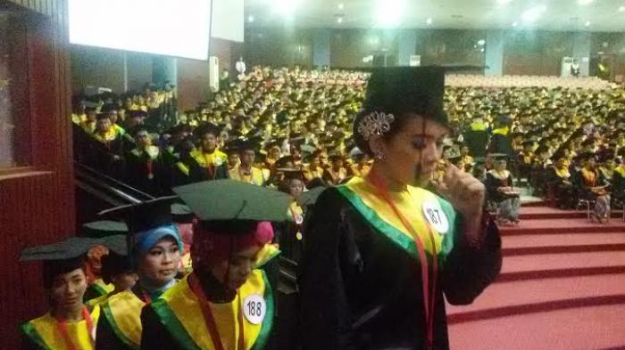 Hari Ini Unhas Wisuda 965 Mahasiswa, Kedokteran Terbanyak - Tribun ...