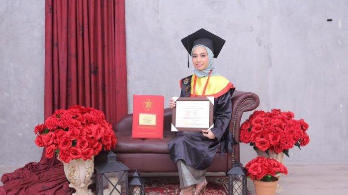 Mutiah Faisah, Guru TPA yang Jadi Wisudawan Terbaik Fakultas Hukum ...