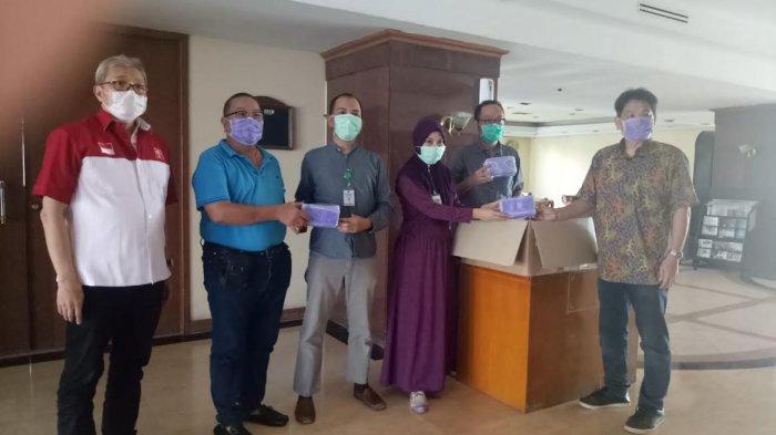 FOTO: Yayasan Keluarga Marga GO Salurkan 2000 Masker ke RS Ibnu Sina ...