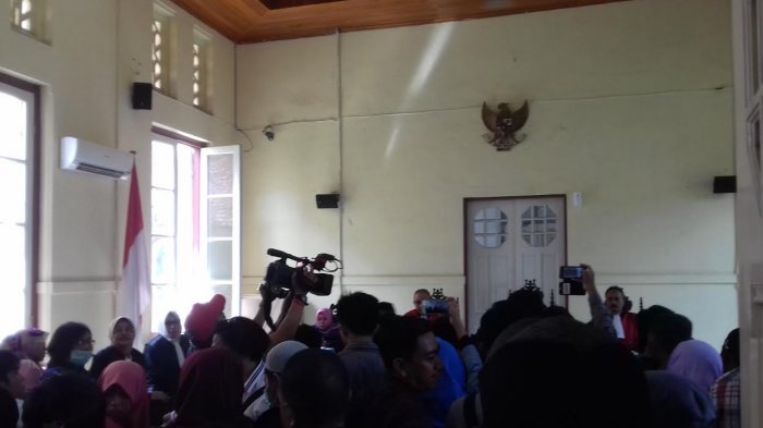 VIDEO: Mahasiswa dan Keluarga Padati Ruang Persidangan Yusniar - Tribun ...