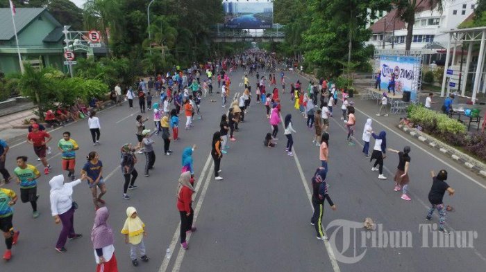 FOTO DRONE: Senam Tribun Zumba di Car Free Day Jl Sudirman - Tribun ...