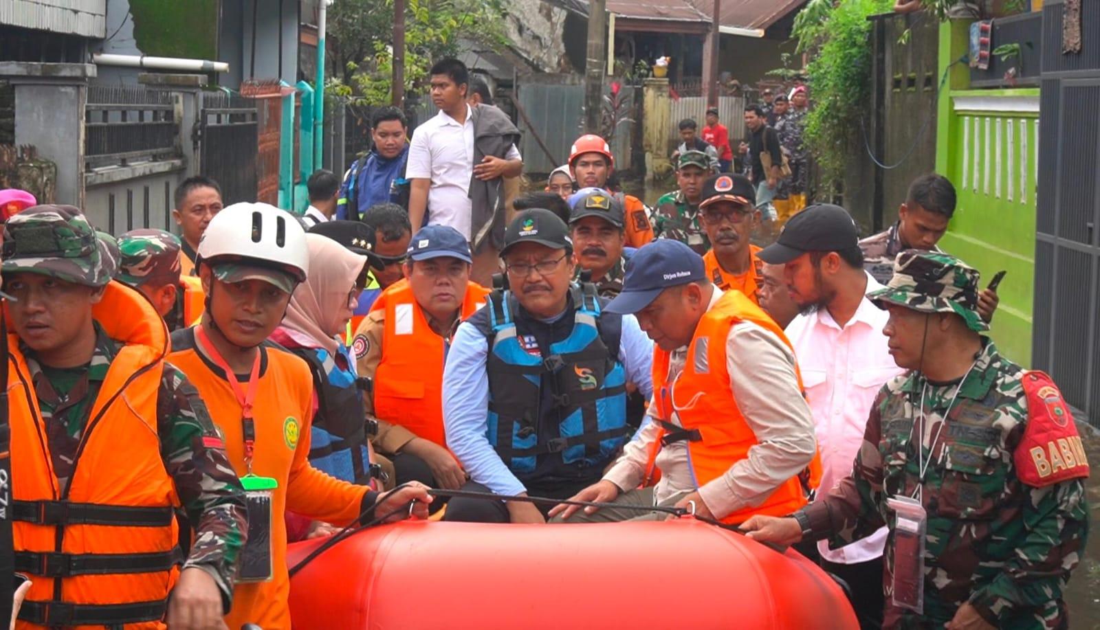 Mensos, Pj Gubernur Sulsel, Kepala BPBD Naik Perahu, Anggota TNI Basah ...