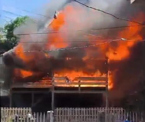 BREAKING NEWS: 1 Rumah Panggung Ludes Terbakar di Lalabata Barru Sulsel - Tribun-timur.com