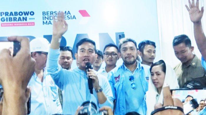 74 Hari Menuju Pilpres 2024 : Gibran Bagi-bagi Buku dan Susu Gratis ...