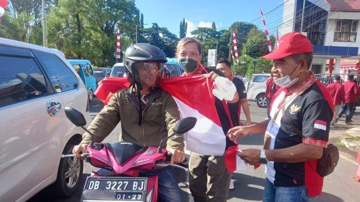 FKDM Manado dan Pemuda Sadar Pancasila Ikut Bagikan Bendera Merah Putih ...