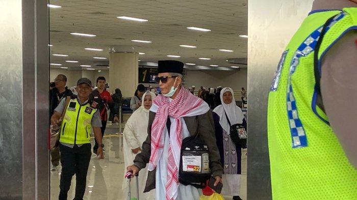 Foto-Foto Kedatangan Jemaah Haji Sulawesi Utara di Bandara Samratulangi ...