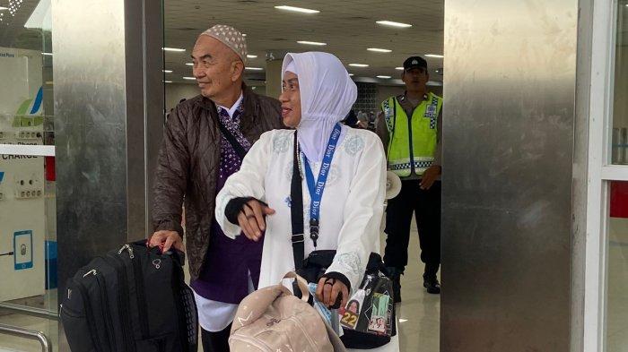 Foto-Foto Kedatangan Jemaah Haji Sulawesi Utara di Bandara Samratulangi ...