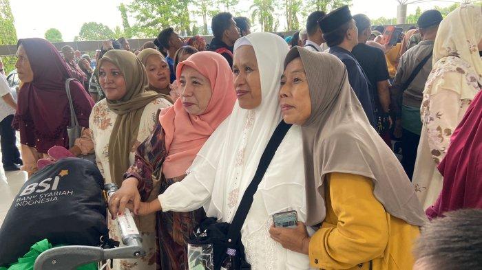Foto-Foto Kedatangan Jemaah Haji Sulawesi Utara di Bandara Samratulangi ...