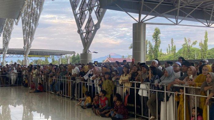 Foto-Foto Kedatangan Jemaah Haji Sulawesi Utara di Bandara Samratulangi ...