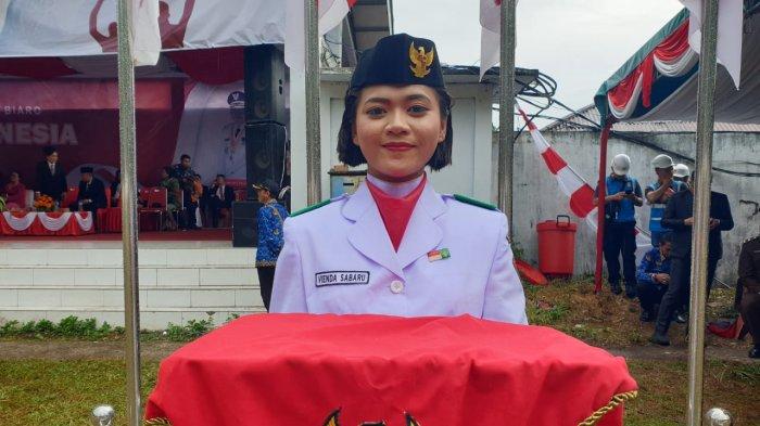 Mengenal Vienda Stien Sabaru, Pembawa Baki Bendera Merah Putih dalam ...