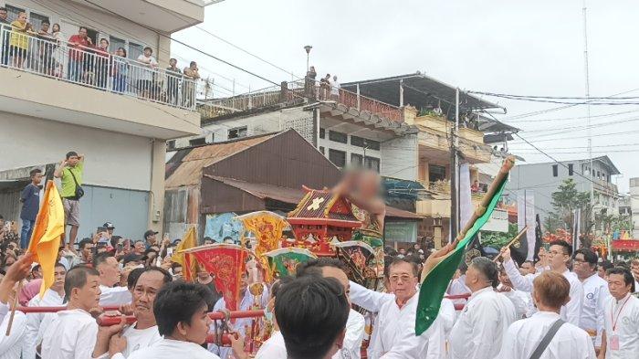 Tangsin Berusia 70 Tahun Pukau Warga Manado di Perayaan Cap Go Meh ...