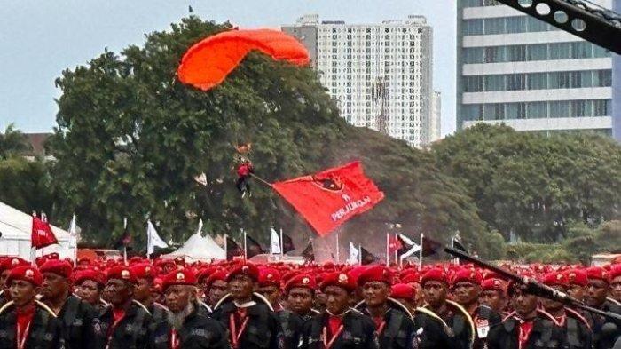 Kemeriahan HUT ke-50 PDIP, Aksi Terjun Payung hingga Paduan Suara ...