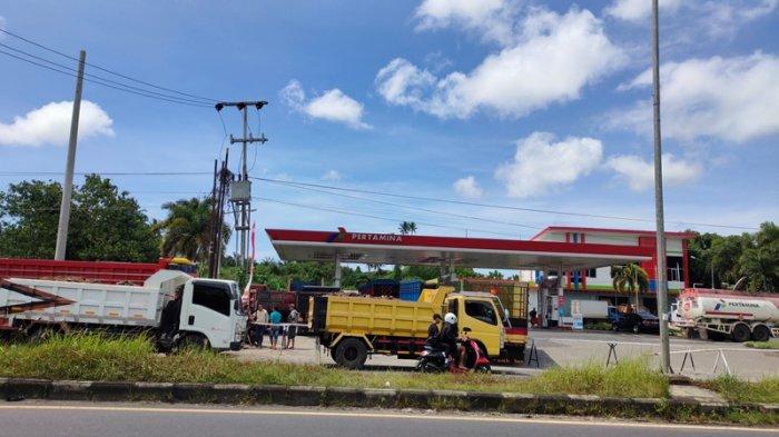 Potret Kendaraan Antre Solar di Sulawesi Utara, Para Sopir Sering Tidur di Mobil - Tribunmanado ...