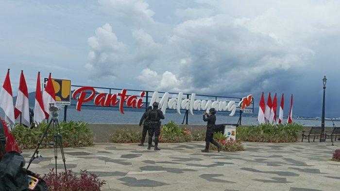 Aparat Brimob Polda Sulawesi Utara Sterilkan Malalayang Beach Walk ...