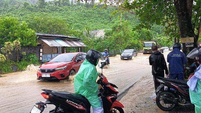 Banjir di Mokupa Minahasa, Banyak Pengendara Roda Dua Mogok di Tengah Jalan - Tribunmanado.co.id