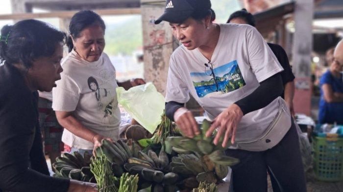 Evangelian Sasingen-Liem Hong Eng Sapa Warga di Pasar Ampera Ulu Siau ...