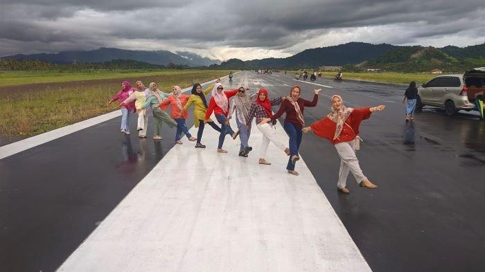 Bandara Lolak Jadi Tempat Wisata Dadakan Warga BMR, Manfaatkan Momen ...