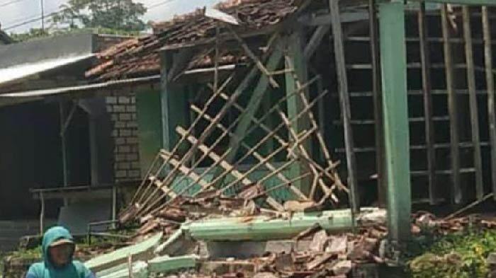 Dampak Gempa Tuban Jatim Bekas Balai Desa Ambruk Tidak Ada Korban Id