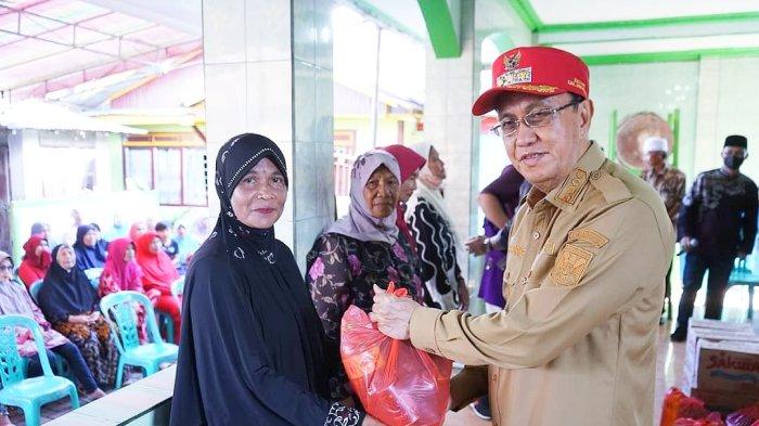 Maknai Idul Fitri, Bupati Minahasa Royke Roring Bagikan Sembako Bagi ...