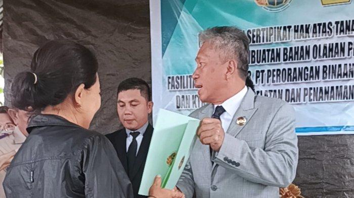 Bupati Minsel Sulawesi Utara Serahkan Sertifikat Hak Milik Tanah kepada 45 Nelayan ...