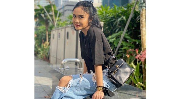 Potret Cantik Yuni Shara Pakai Busana Kekinian, Gaya Modis Kakak ...