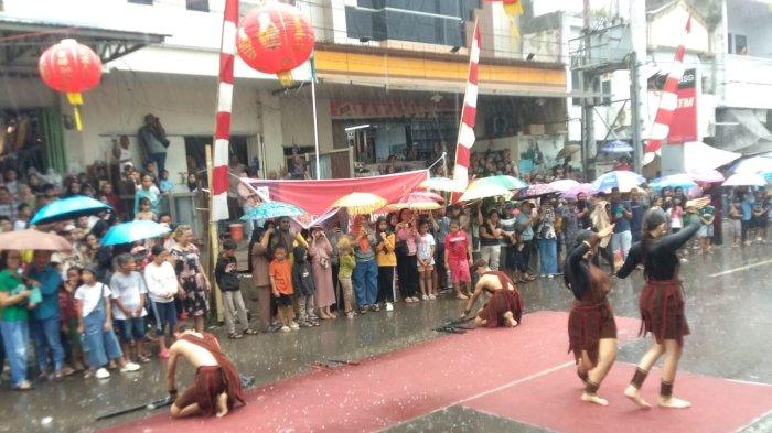 Warga Kotamobagu Sulawesi Utara Antusias Menonton Cap Go Meh Meski Diguyur Hujan - Tribunmanado ...
