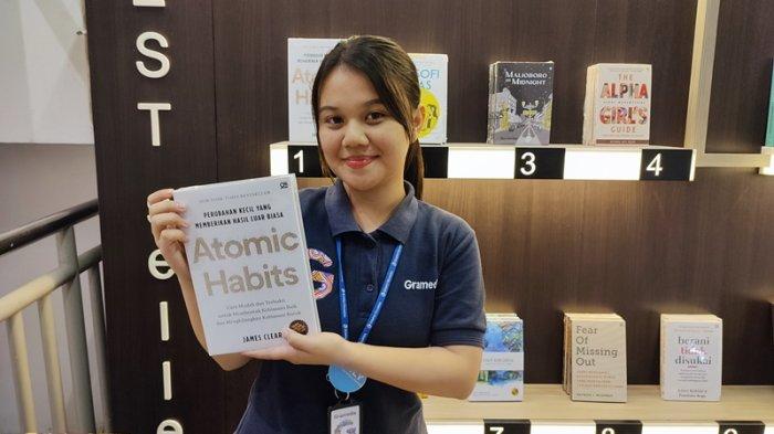 Cewek Manado Frily Kapoh Suka Baca Buku, Kini Kerja di Gramedia Samrat ...