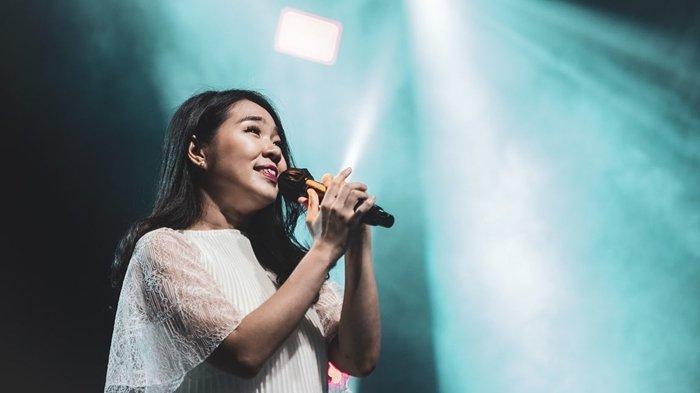 Lirik Lagu Tuhan Pasti Sanggup - Maria Shandi feat. Mike Mohede ...