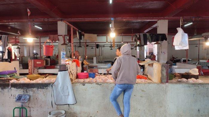 Harga Daging Ayam di Pasar Bersehati Manado Sulawesi Utara Stabil, Rp ...