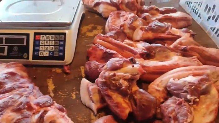 Harga Daging Babi di Pasar Bersehati Manado Sulawesi Utara Turun per ...