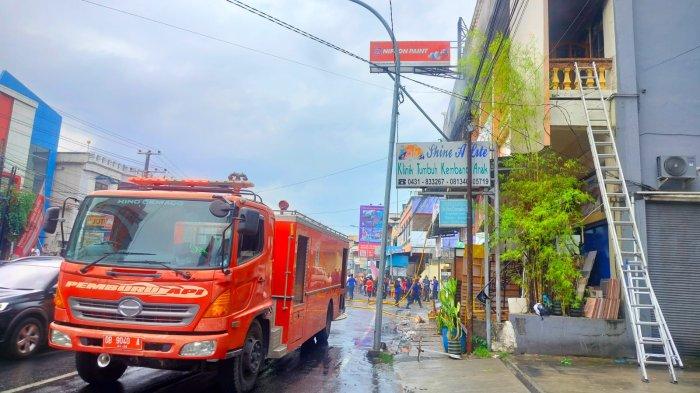 7 Damkar Dikerahkan Padamkan Api Saat Kebakaran di Bahu Malalayang Manado Sulawesi Utara ...