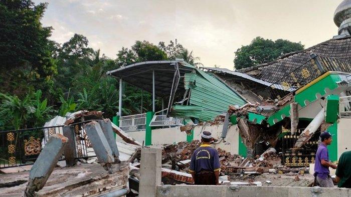 Dampak Gempa Bumi di Jawa Timur, Bangunan Masjid Ambruk saat Diguncang Magnitudo 6,5 ...