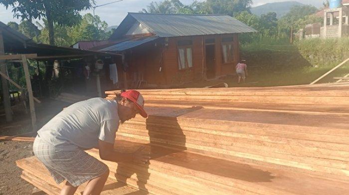 Cerita David Ngala, 10 Tahun Membuat Rumah Panggung Woloan di Tomohon ...