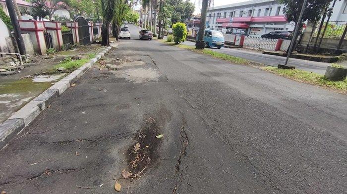 Jalan Rusak di Turunan Jalan 17 Agustus Manado Sulawesi Utara ...