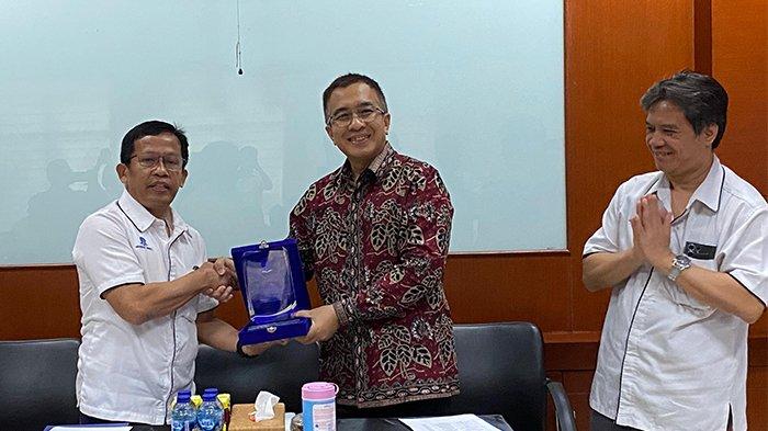 Bambang Prasetyo Resmi Jabat Direktur UT Manado Sulut Periode 2025-2030 ...
