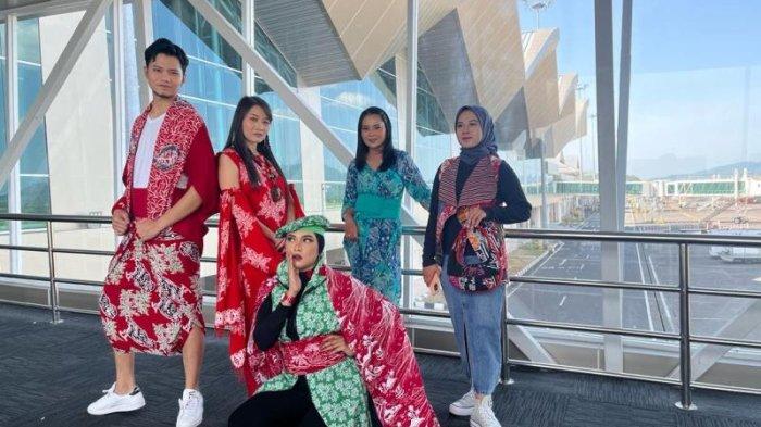Potret Fashion Show Batik di Bandara Sam Ratulangi Manado Sulawesi ...