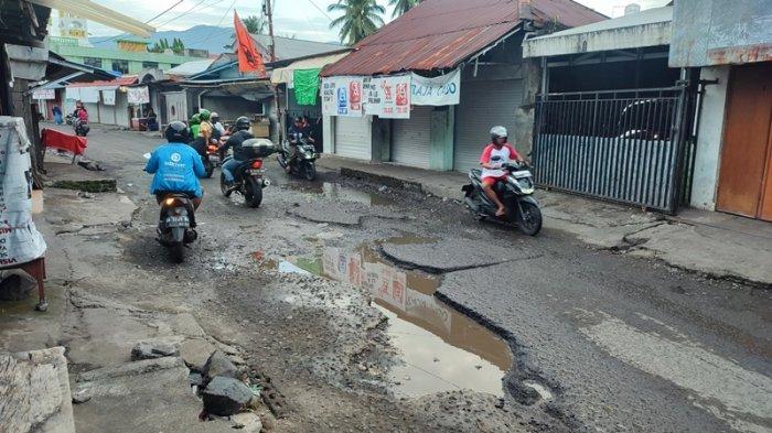 Warga Keluhkan Kondisi Jalan Pasar Bahu Sulawesi Utara Rusak Parah, Banyak Kendaraan Terperosok ...