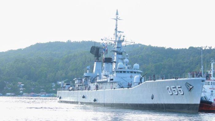 Potret 4 KRI TNI AL Lego Jangkar di Bitung, Angkut 114 Taruna ...