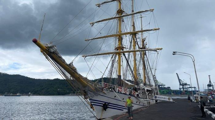 Potret 4 KRI TNI AL Lego Jangkar di Bitung, Angkut 114 Taruna ...