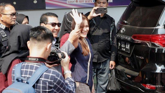 Foto-Foto Jessica Wongso Keluar Penjara usai Dinyatakan Bebas Bersyarat, Terlihat Tersenyum ...
