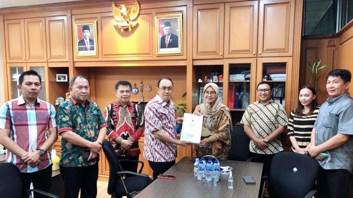 Majukan Sektor Pariwisata di Minahasa, Royke Roring Serahkan Dokumen ...