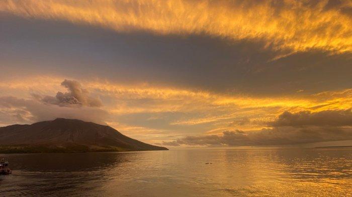 Potret Gunung Ruang Kabupaten Sitaro yang Kembali Keluarkan Asap ...