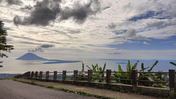 Keindahan Puncak Gunung Tumpa Manado, Sajikan Keindahan 5 Pulau Kecil ...