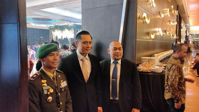 Hadiri Pernikahan Hilary Lasut dan Yohanes Rahawarin, AHY Diserbu Warga ...