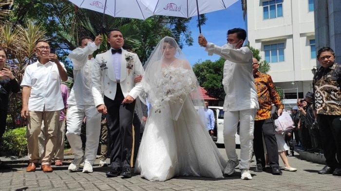 Rupawan dan Gagah, Hillary Lasut dan Yohanes Rahawarin Tiba di Katedral ...